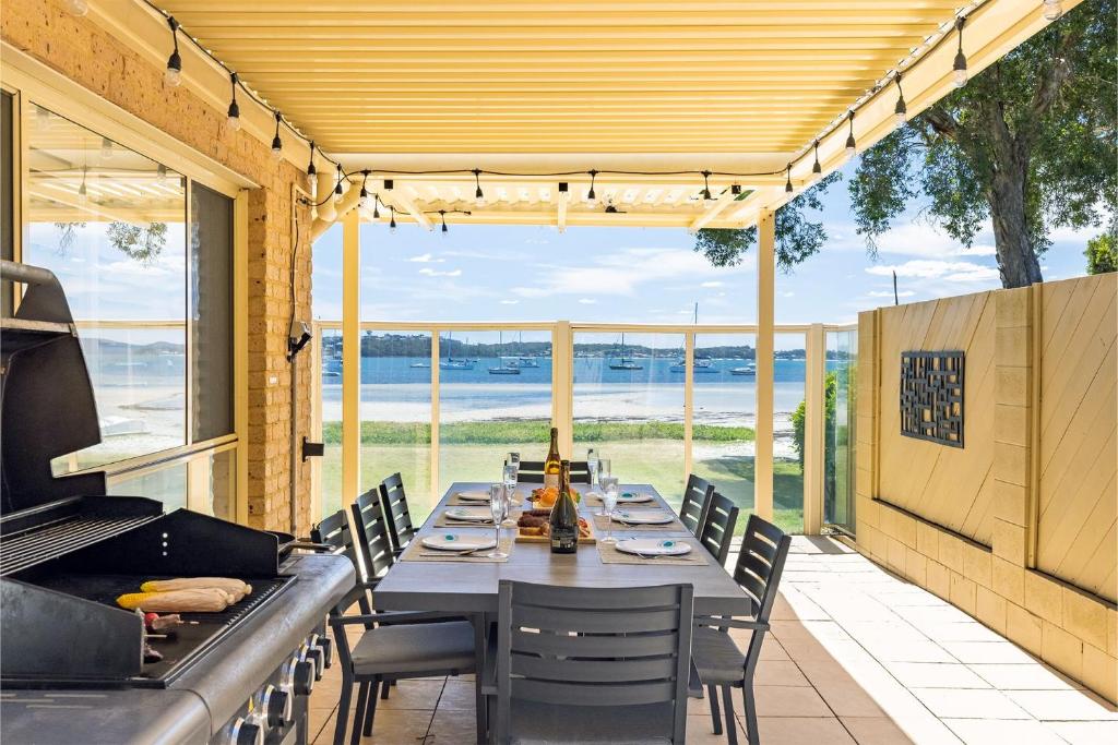 Sandy Beach House Corlette Unit 1 Waterfront WI-FI Aircon Entire house ...