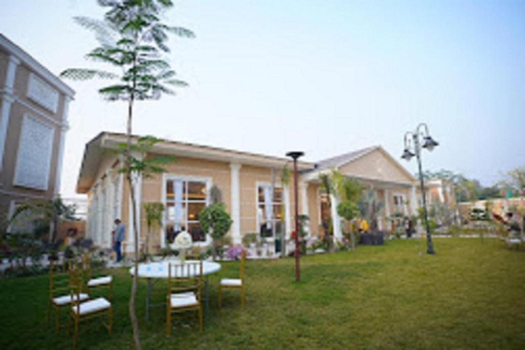 Lucknow Hotels with a Private Pool - Book at Hotel.com.au