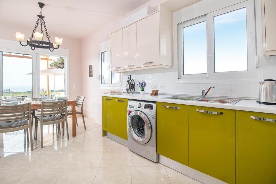 Villa Regina - Luxury and Comfort - Villa in Lakhaniá (Rhodes, Greece)