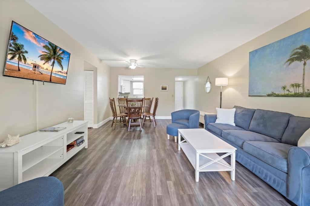 From $95 - Quaint condo steps to the beach and dining, Marco Island, FL