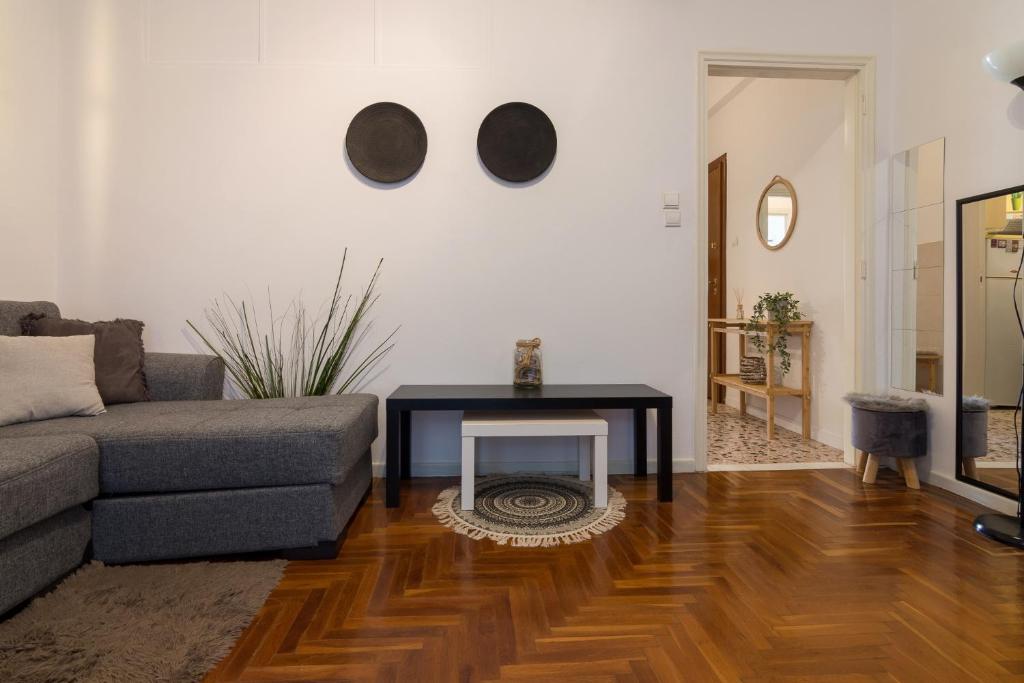 From €97 - Cozy Apartment with Private Courtyard , Near Syngrou-Fix ...