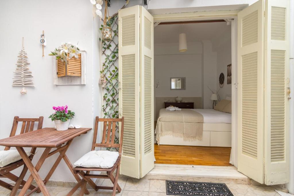 From €97 - Cozy Apartment with Private Courtyard , Near Syngrou-Fix ...