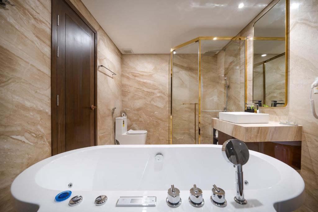 Golden Lotus Grand Da Nang Hotel - Deals, Photos & Reviews
