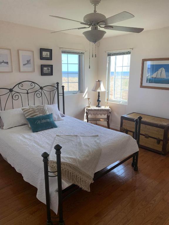 Le Phare des Dunes, Val-Comeau (NB), Canada - Photos, Room Rates ...