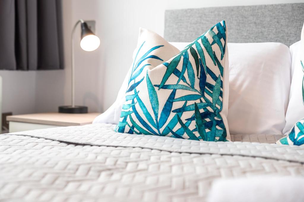 Apartment Thirty Two Staines Upon Thames - Free Parking - Heathrow ...