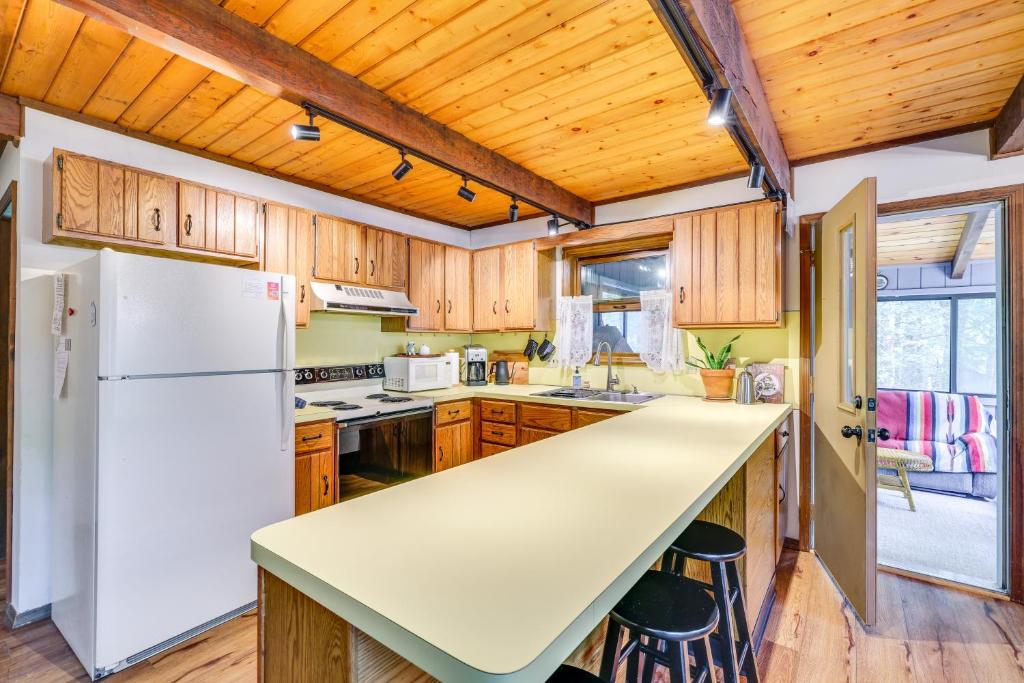 From $73 - Traditional Blakeslee Chalet Deck and Lake Access, PA