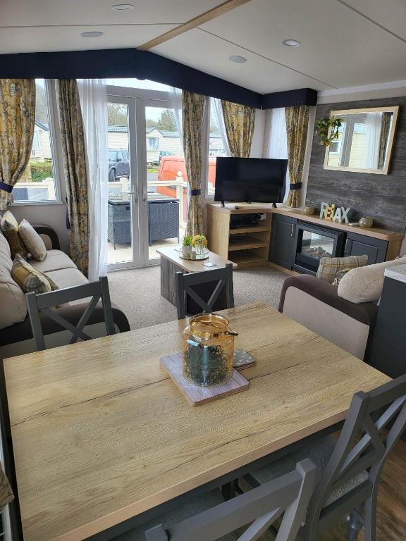 LUXURY STATIC CARAVAN HIRE KILN PARK TENBY Entire apartment - Deals ...
