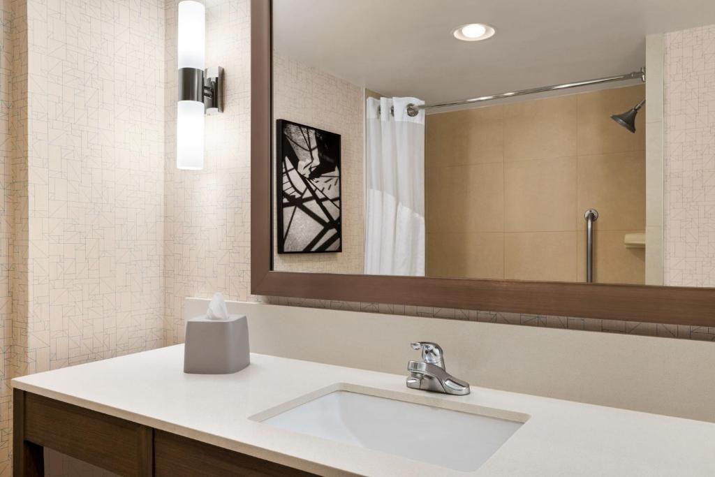 Holiday Inn Express Vancouver-Metrotown (Burnaby), Burnaby (BC) | 2024 ...