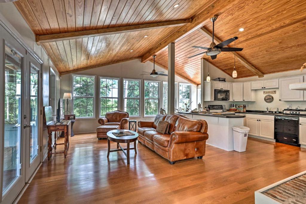 From $38pp - Spacious Family Home on Lake Marion with Boat Ramp ...