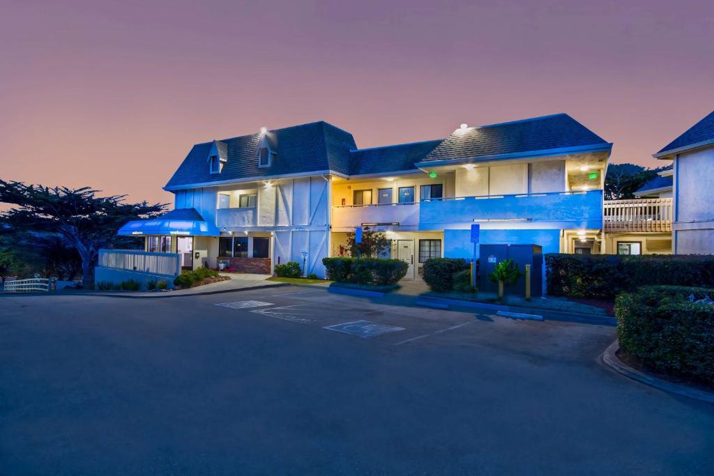 Motel 6-Marina, CA - Monterey, Marina (CA) | 2025 Updated Prices, Deals