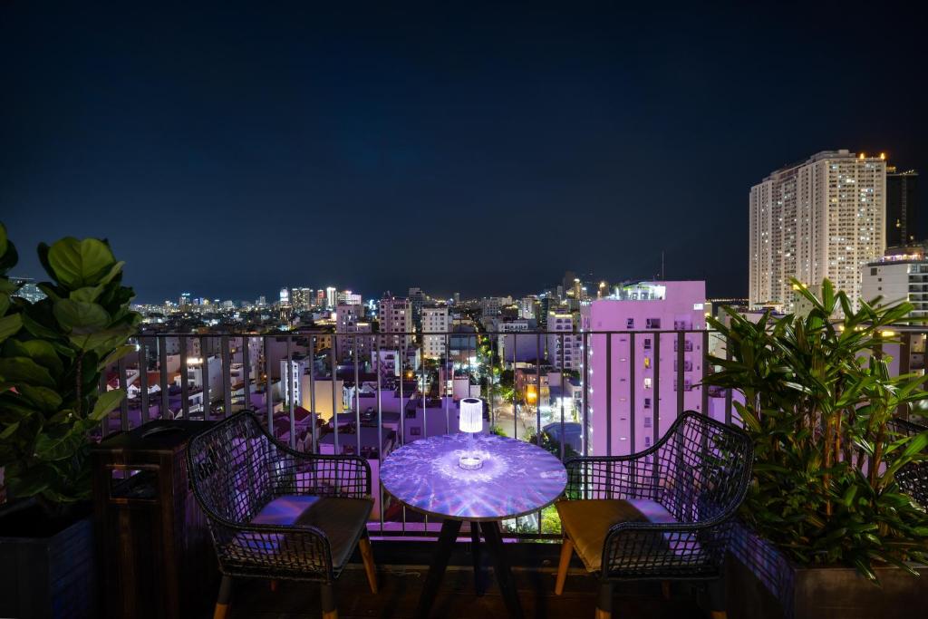 Golden Lotus Grand Da Nang Hotel - Deals, Photos & Reviews