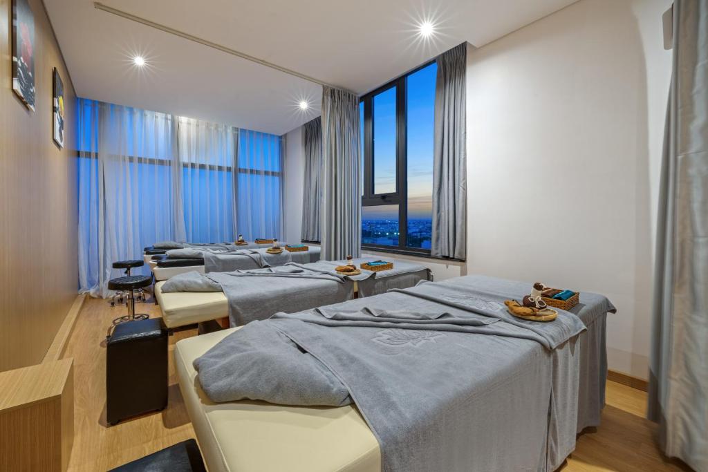 Golden Lotus Grand Da Nang Hotel - Deals, Photos & Reviews