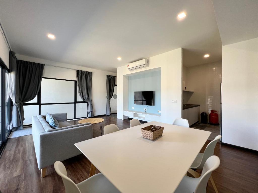 ROXY SEMATAN BEACH TOWNHOUSE DELUXE in Sematan - 2024 Deals