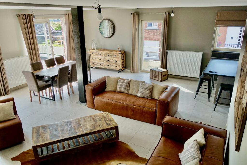 Loft en Duplex avec terrasse 3 chambres proche Pairi Daiza, Apartamento ...