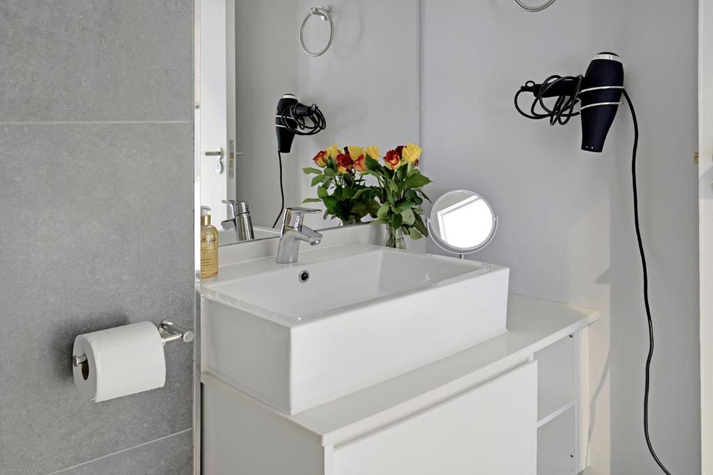 From $37 - Ruby - Designer Apartment with City, Mountain, Ocean views ...