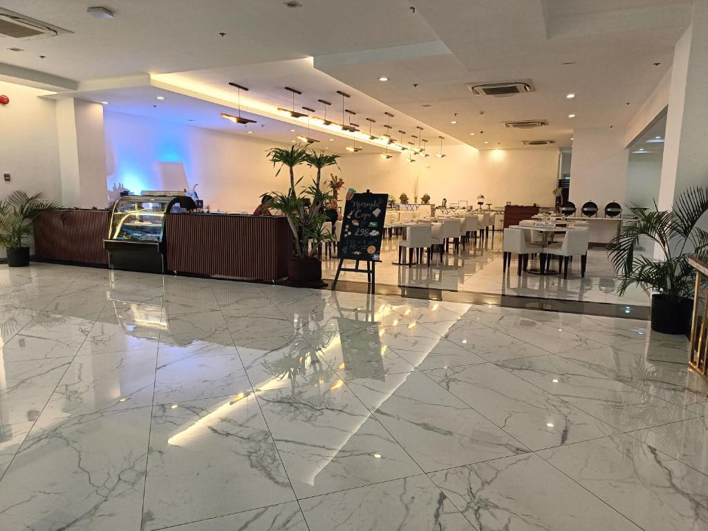 Golden Peak Hotel & Suites powered by Cocotel, Cebu | 2024 Updated ...
