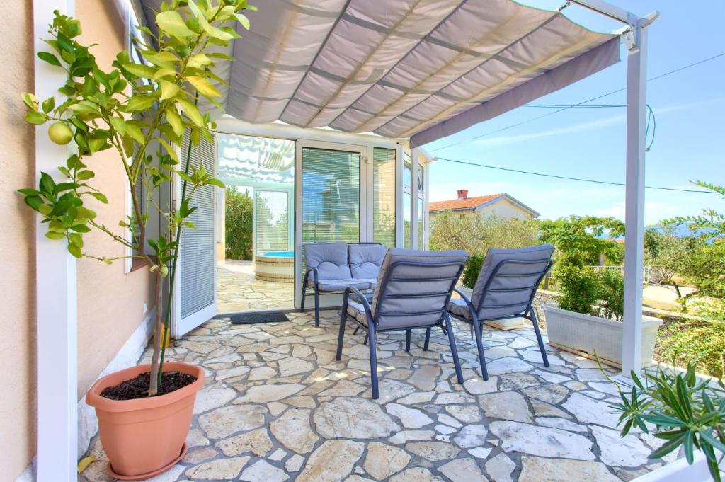 Holiday house NIKA with pool and jacuzzi, Krk Island | Best Price ...