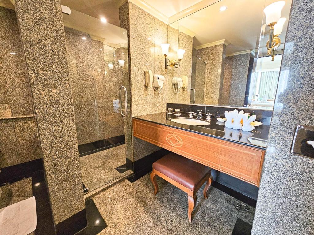 Montien Riverside Hotel Bangkok (SHA Plus+), Bangkok | 2024 Updated ...