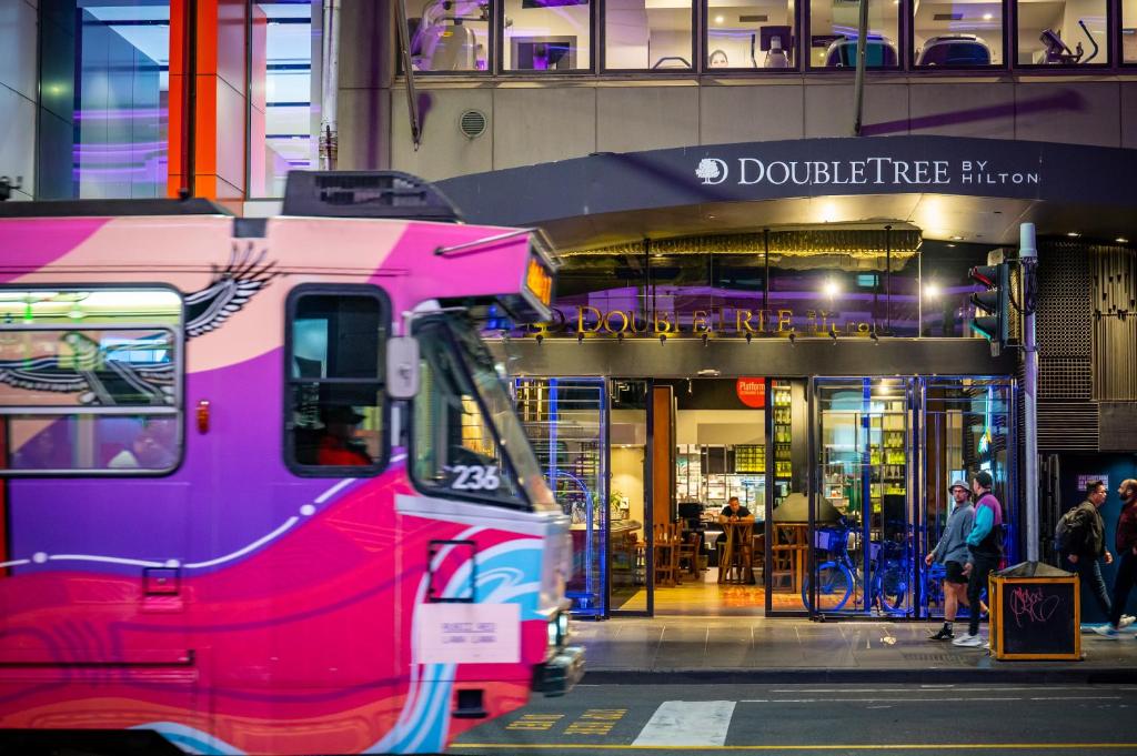 DoubleTree by Hilton Melbourne -Flinders Street - 2025 Cheaper Prices!