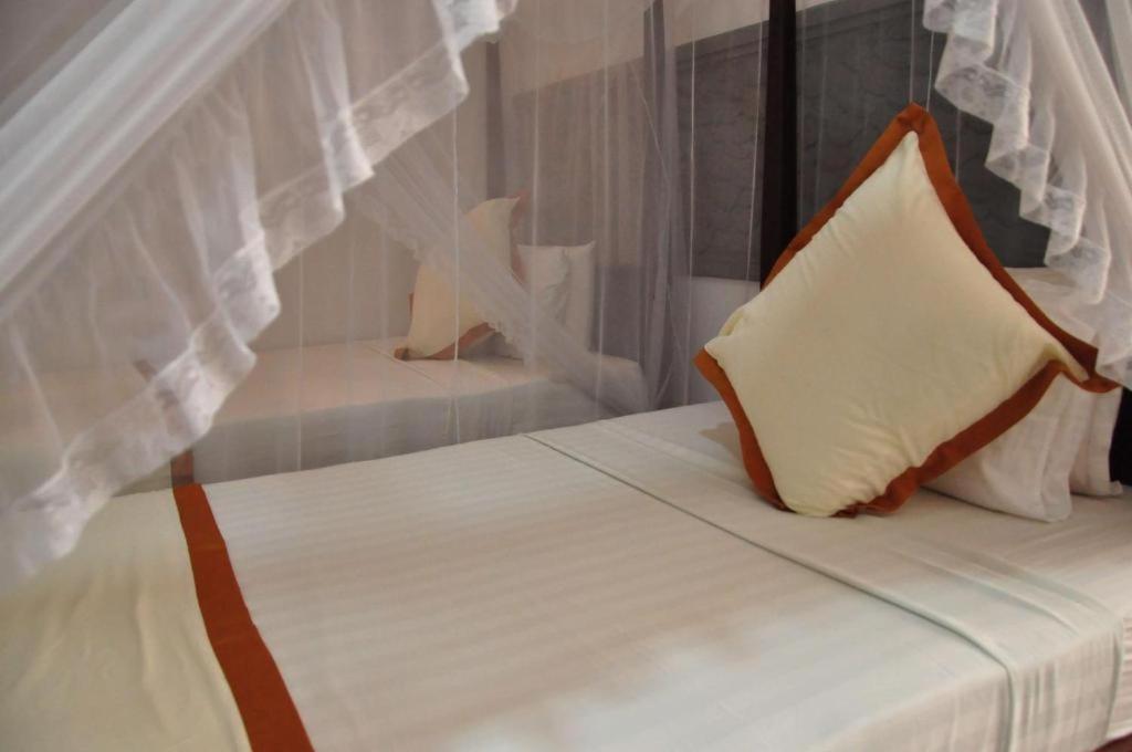 BOOK >> WH Beach Resort in Mirissa, Sri Lanka