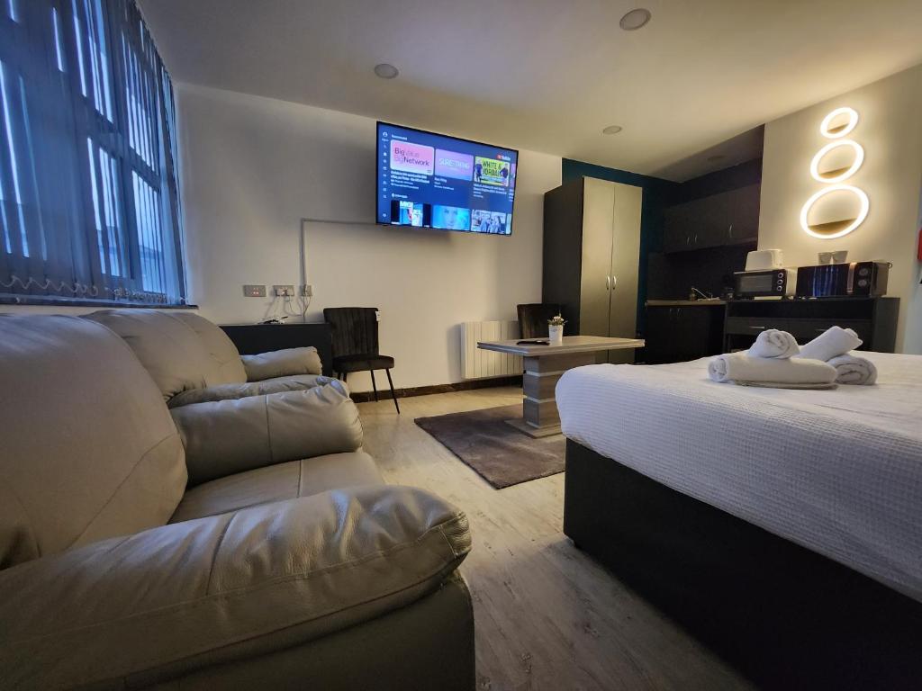 City Centre Guest Studio Suite with Couch and Living Area - Apartment ...