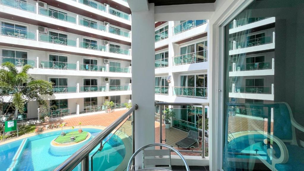 Best Price on Dragon Beach Resort Hotel in Pattaya + Reviews!