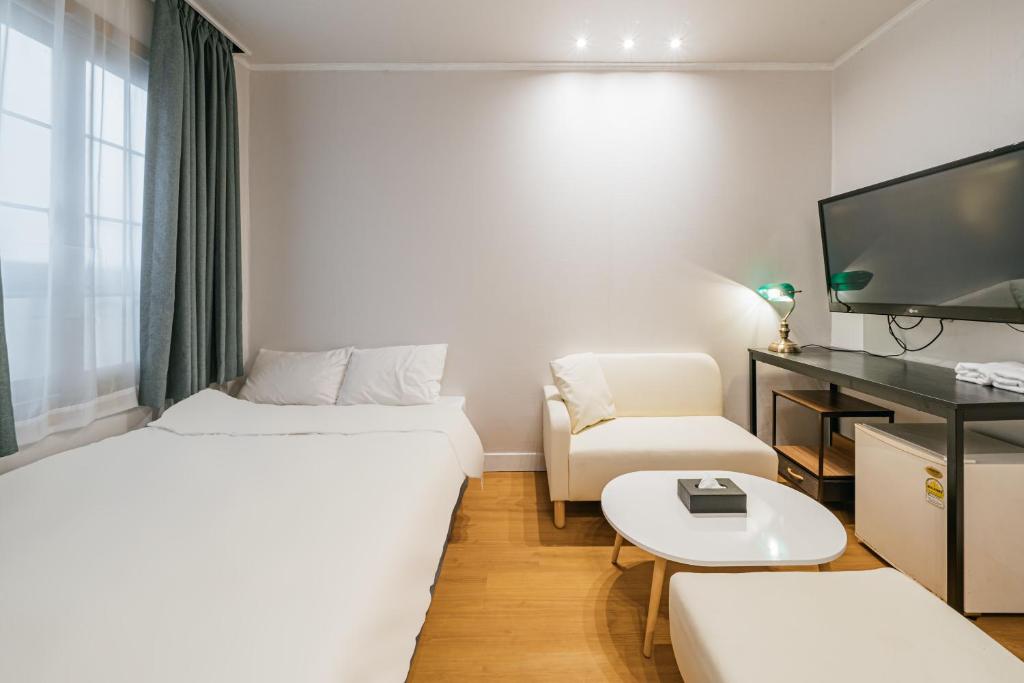 Lofy house Hostel (Jeju) - Deals, Photos & Reviews