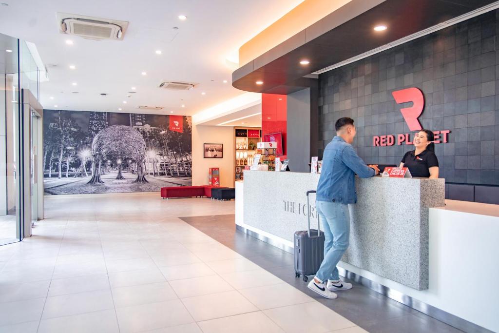 Red Planet BGC The Fort Hotel (Manila) - Deals, Photos & Reviews