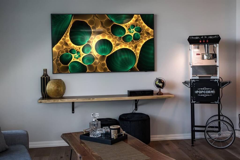 From $39pp - Downtown Toronto Condo Parking Sleeps 4 Balcony Walk to Lake