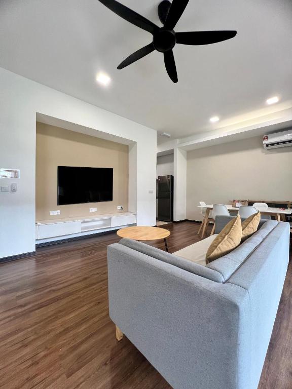 ROXY SEMATAN BEACH TOWNHOUSE DELUXE - 2025 Cheaper Prices!