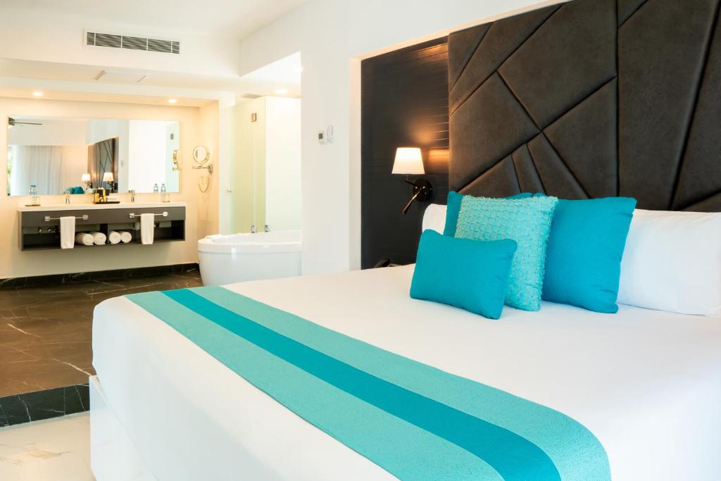 The Fives Beach Hotel and Residences - All Senses Inclusive, Playa Del ...