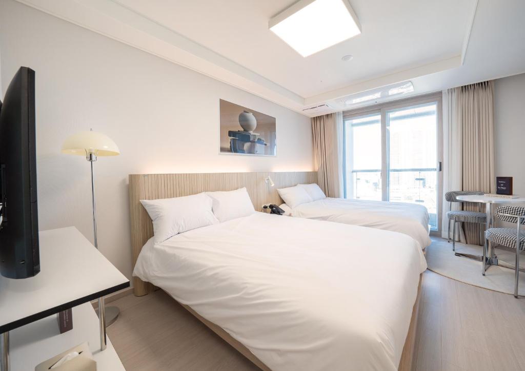 UH FLAT The Sokcho Hotel (Sokcho-si) - Deals, Photos & Reviews