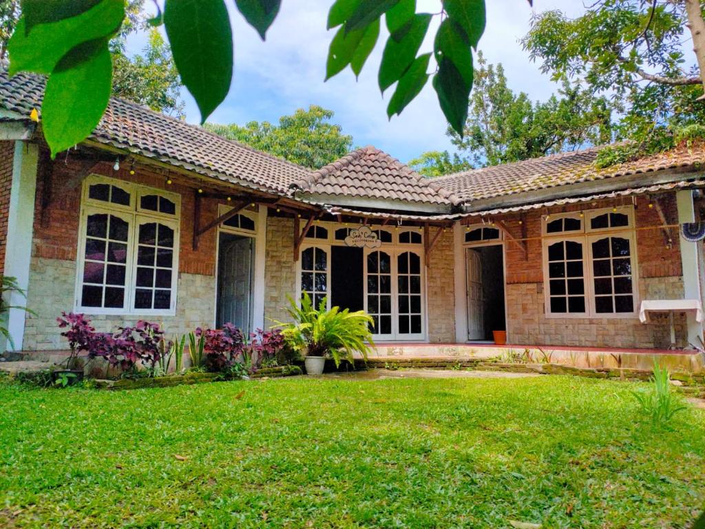 Sarah's Cottage Toba Samosir Guest House - Deals, Photos & Reviews