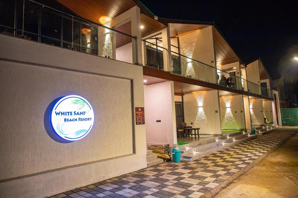 Best Price on White Sand Beach Resort in Shrivardhan + Reviews!