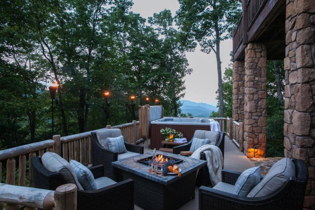 From $42pp - Black Mountain Log Cabin Secluded, Pet-friendly 3BD with Hot Tub & Views, NC