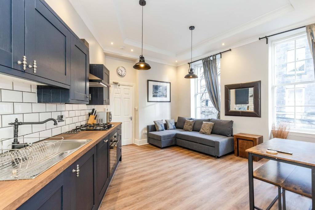 Best Price on NEWLY REFURBISHED QUIET 3 BEDROOM EDINBURGH APARTMENT BY ...