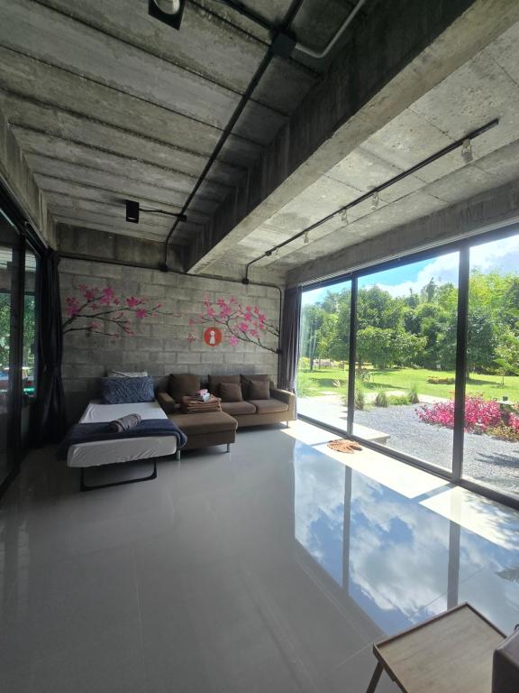 The Box Promkiri (เดอะบ๊อค พรหมคีรี), Ban Pak Ram from $15