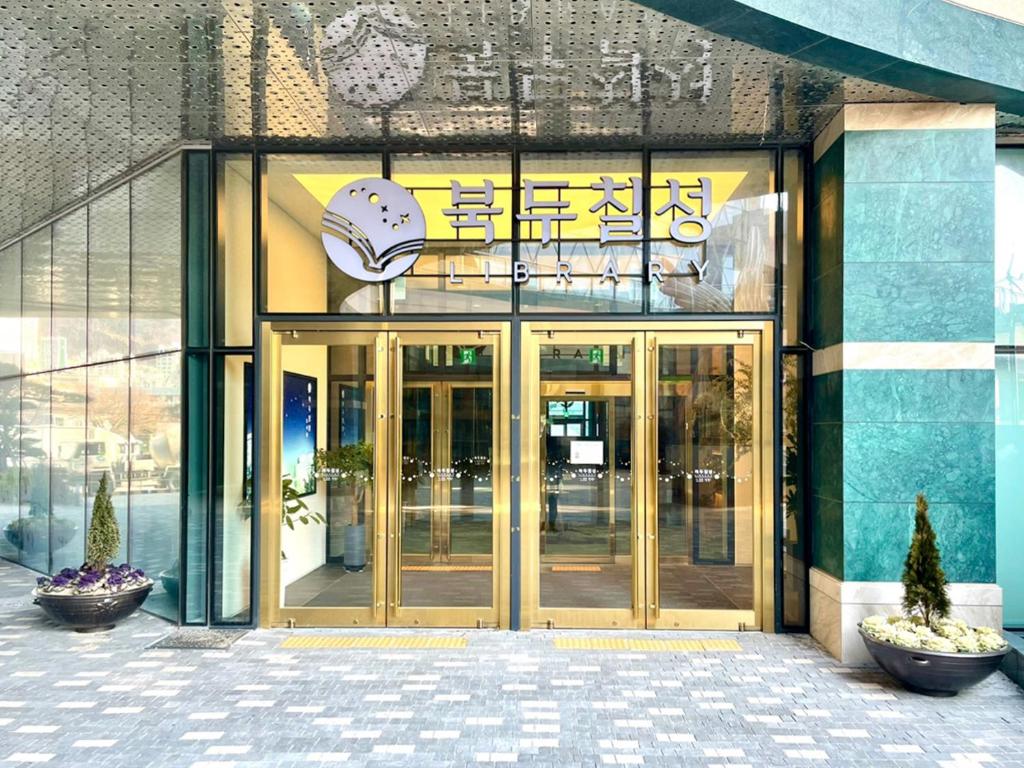 BrownSuites Busan Station Entire apartment - Deals, Photos & Reviews