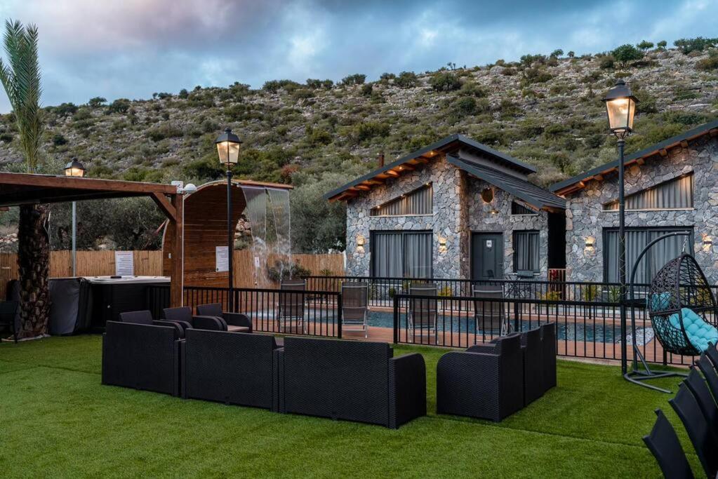 אחוזת המלכים - וילה מושקעת עם בריכה מחוממת וג'קוזי, Villas Yarka