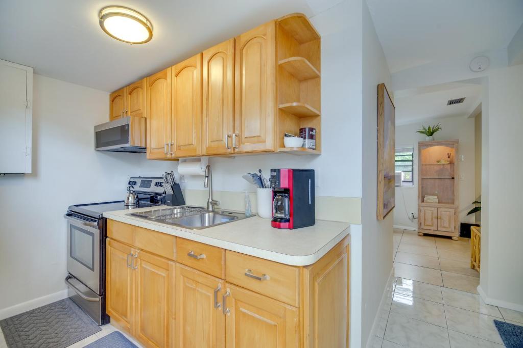 From $39pp - Vero Beach Studio with Shared Patio about 3 Mi to Beach, FL
