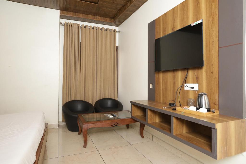 Up to 25% off - Hotel Razia inn " A Unit of Sihag Construction & Real ...