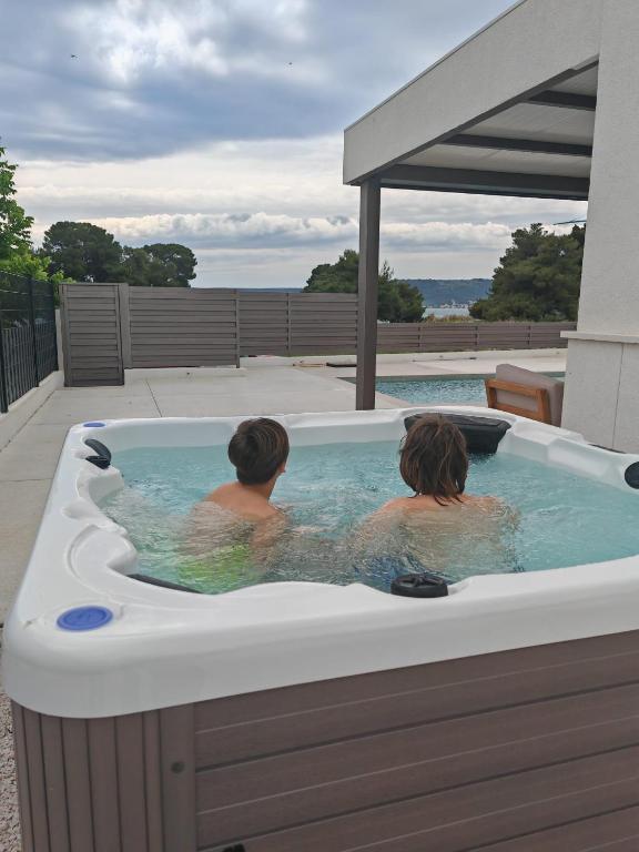 Beach Haven house with pool and Jacuzzi, Kaštela from €34