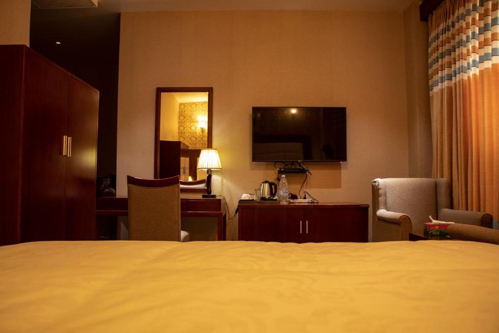 Ratna Hotel - 2025 Cheaper Prices!