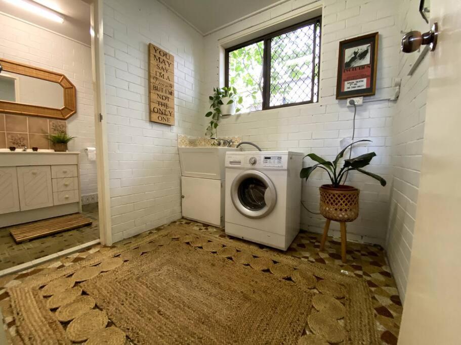 From $40pp - PET FRIENDLY & Super Central Retro Beach Pad, Gold Coast