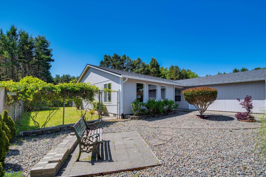 The Crab Shack Westport Home Half-Mi to Beach, WA from $41pp