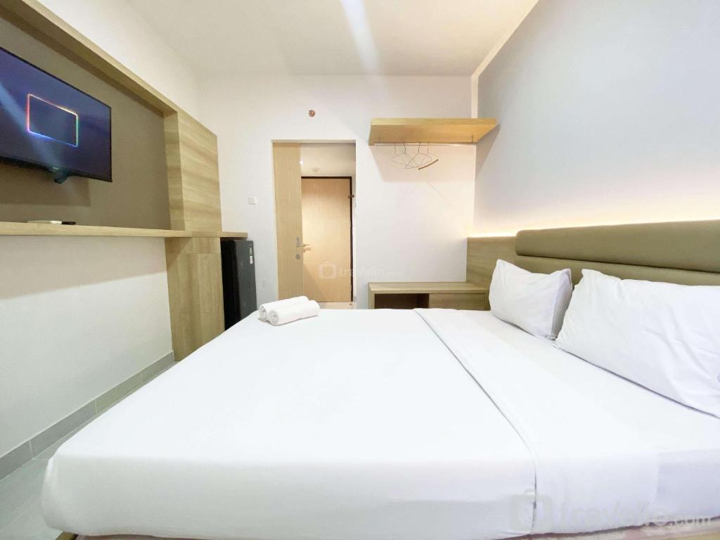 Homey and Modern Studio The Alton Apartment By Travelio, Appartement ...