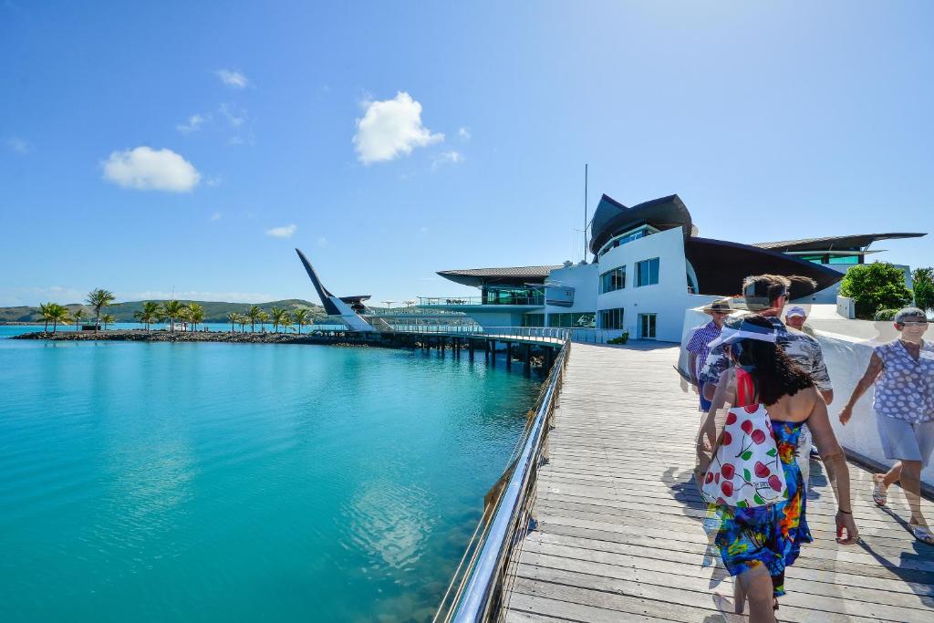 Yacht Club Villa 6 On Hamilton Island - oceanviews, 2 x buggies & valet ...