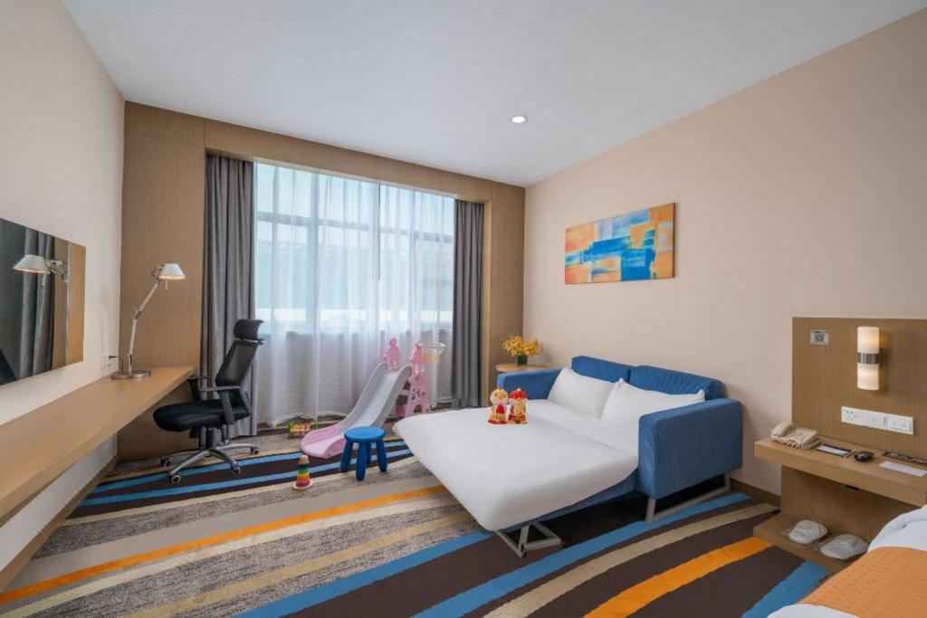 From $77 - City Holiday Hotel Guangzhou Baiyun Airport Renhe Metro Exit B