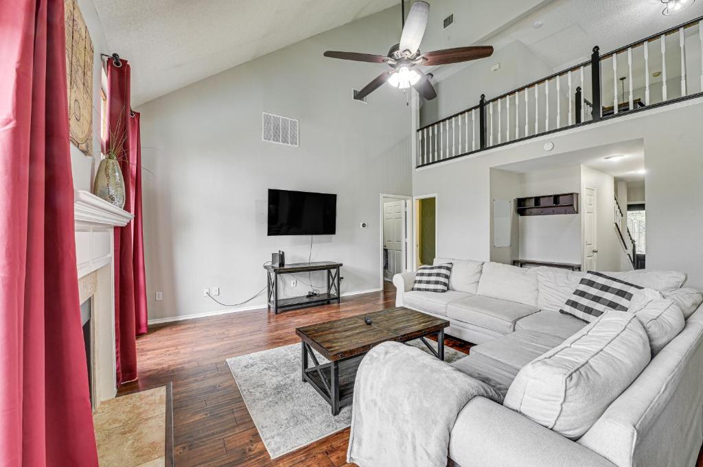 From $42pp - 6 Mi to Dtwn! Family Home with Pool in Carrollton, TX