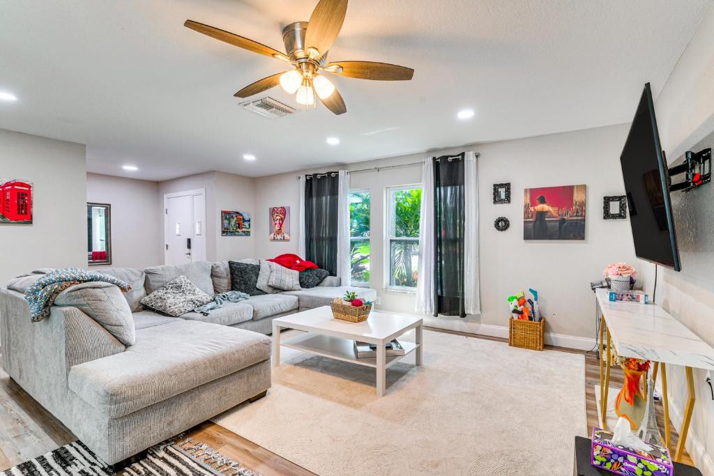 From $42pp - Disney Day Trips! Lakefront Home with Heated Pool, Spring ...